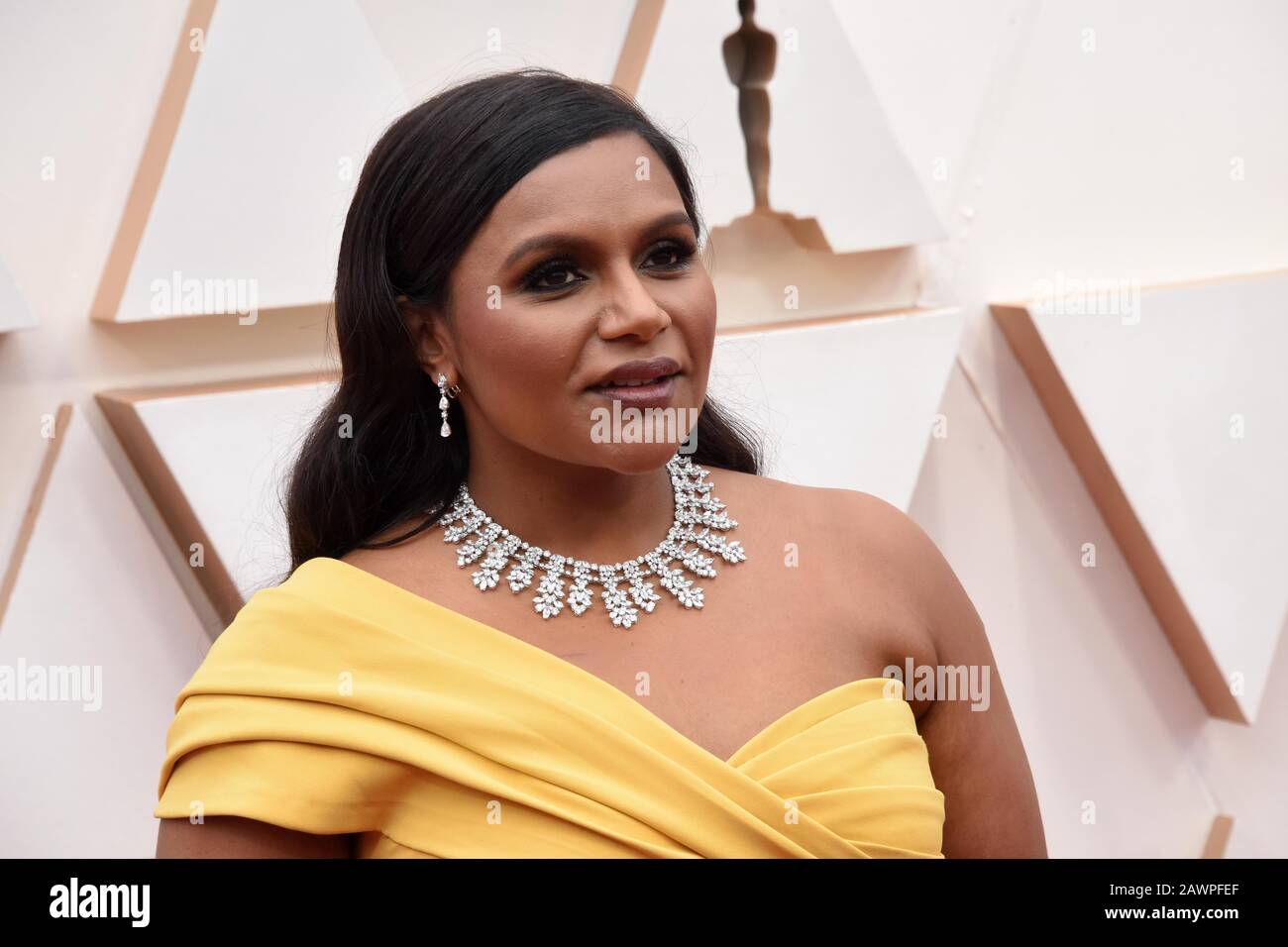 Mindy Kaling marchant sur le tapis rouge lors du 92ème prix annuel de l ...