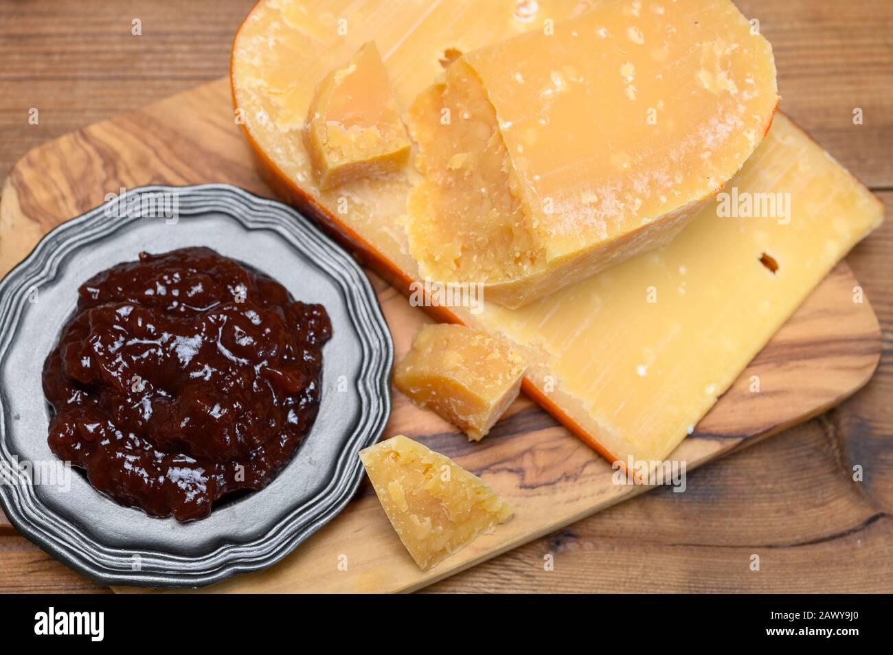 Collection de fromages, vieux fromage jaune néerlandais de ...