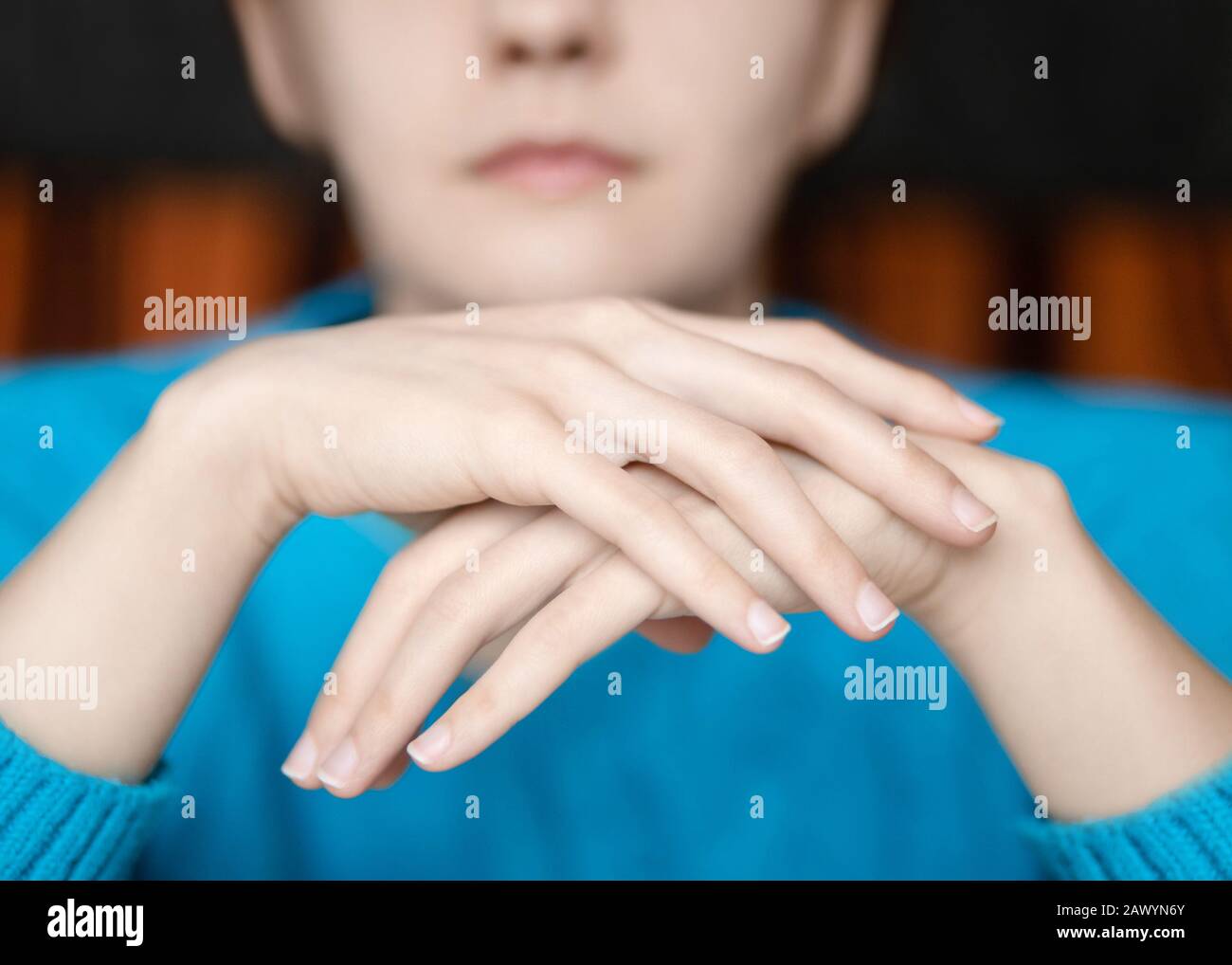 Les mains devant le visage Banque de photographies et d’images à haute ...