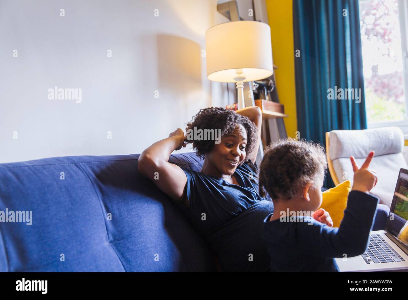 Mère Et Fille Sur Canapé Banque De Photographies Et Dimages à Haute