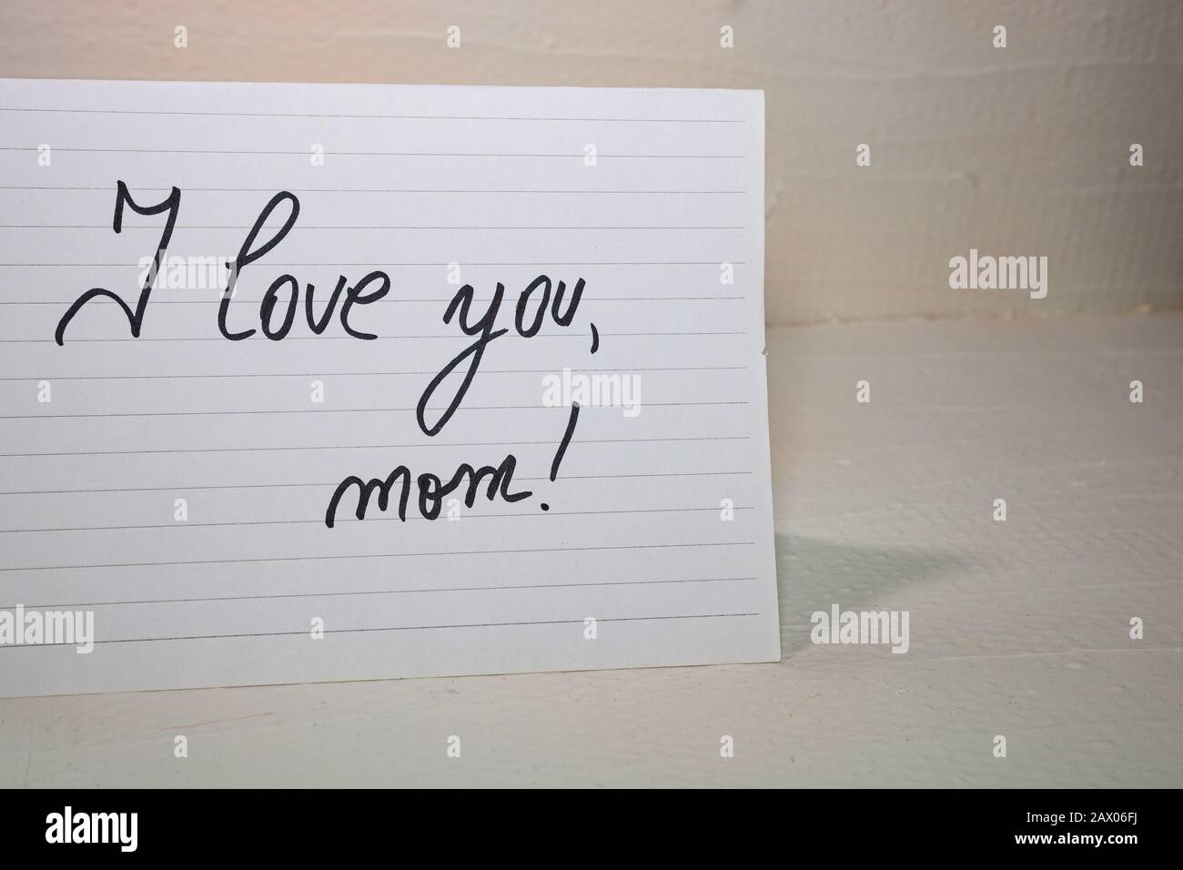 Je t'aime maman écriture texte d'amour pour la mère sur papier ...