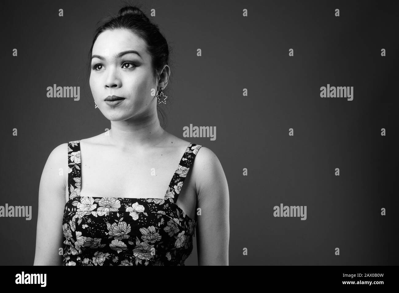 Visage de la jeune femme transgenre asiatique belle sur fond gris Photo ...