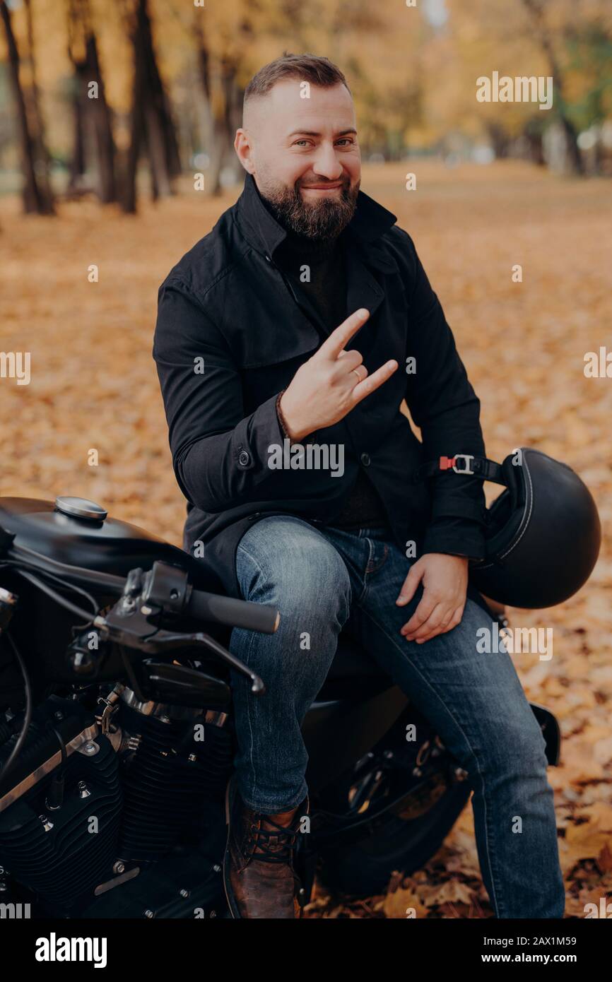 Tient le casque avec ses doigts Banque de photographies et d’images à ...