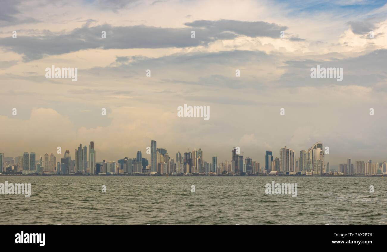 Grand panorama de la ville de Panama. Vue panoramique sur les gratte ...