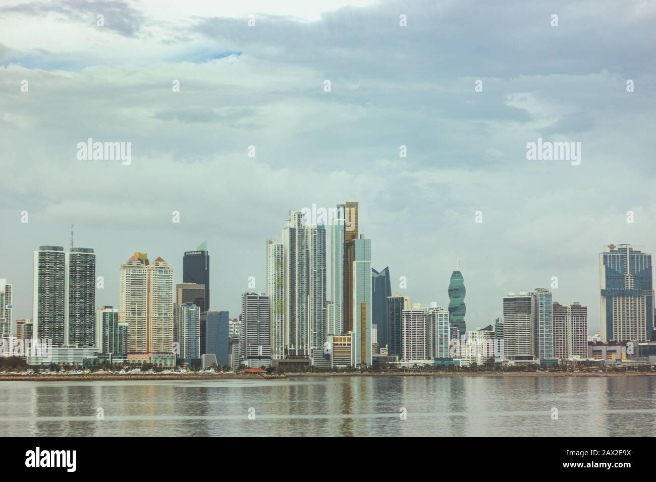 Grand panorama de la ville de Panama. Vue panoramique sur les gratte ...