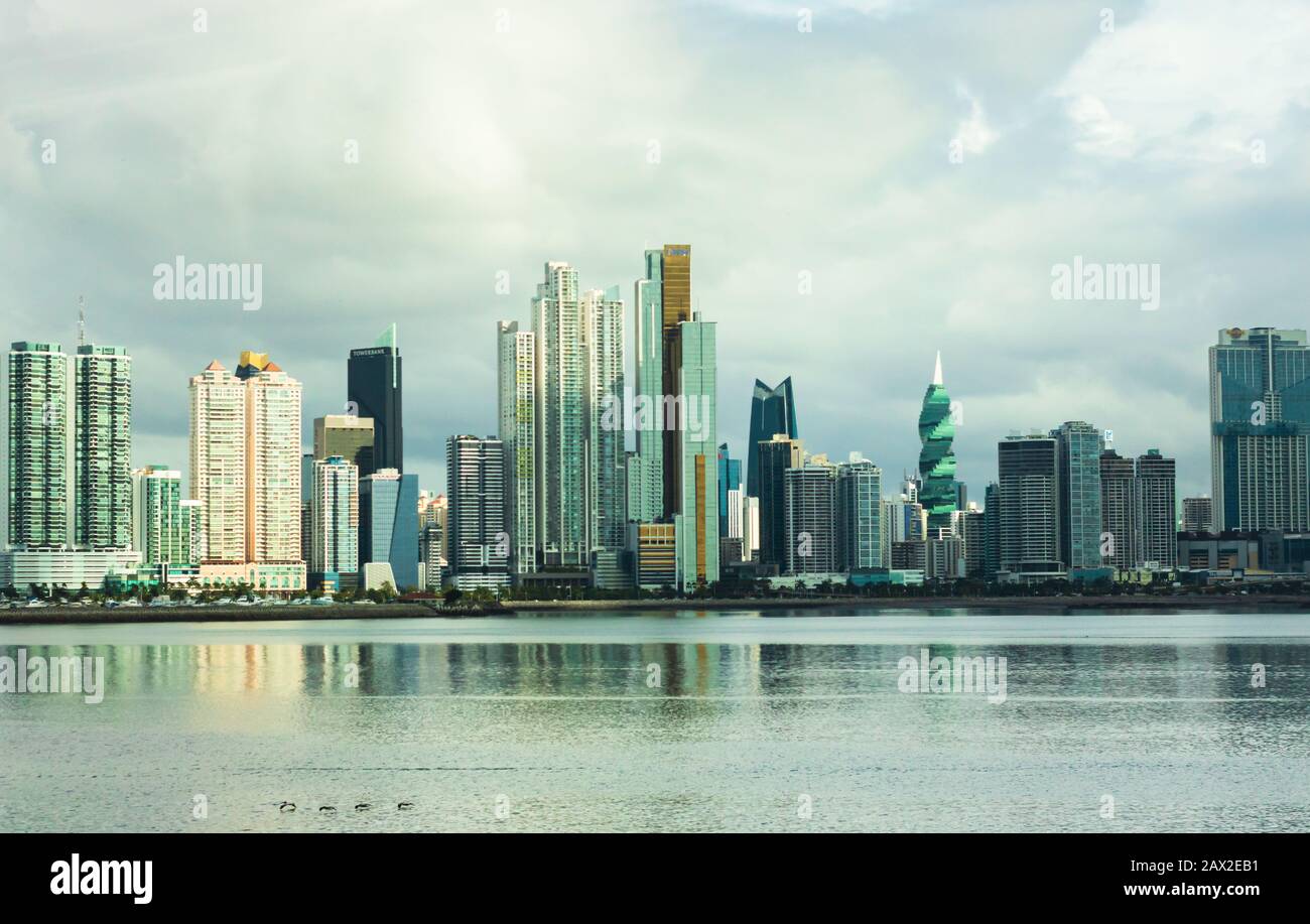 Grand panorama de la ville de Panama. Vue panoramique sur les gratte ...