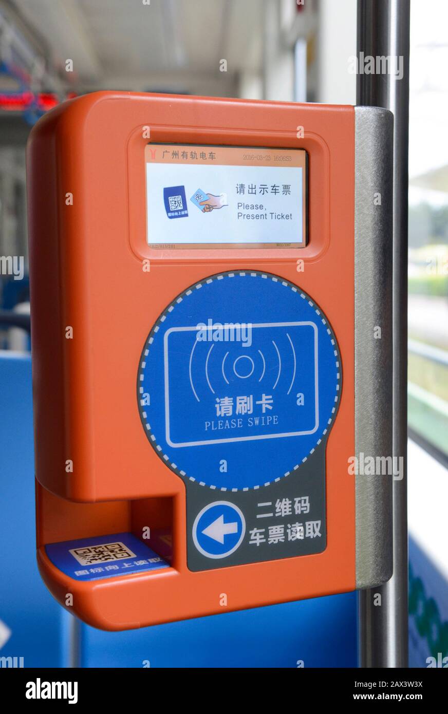 Lecteur SmartCard sur un tramway du système de tramway Haizhu à ...