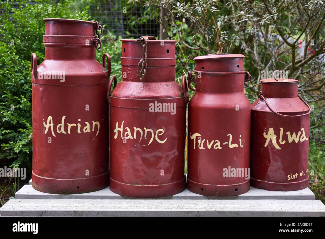 Baratte de lait rouge Banque de photographies et d’images à haute ...