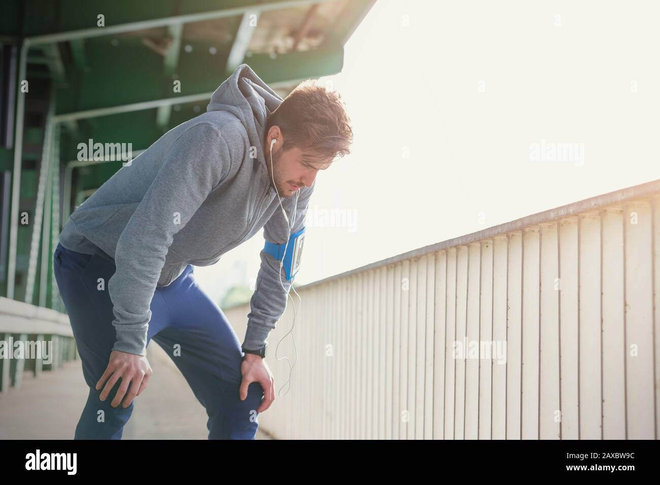 Mains sur les genoux Banque de photographies et d’images à haute ...