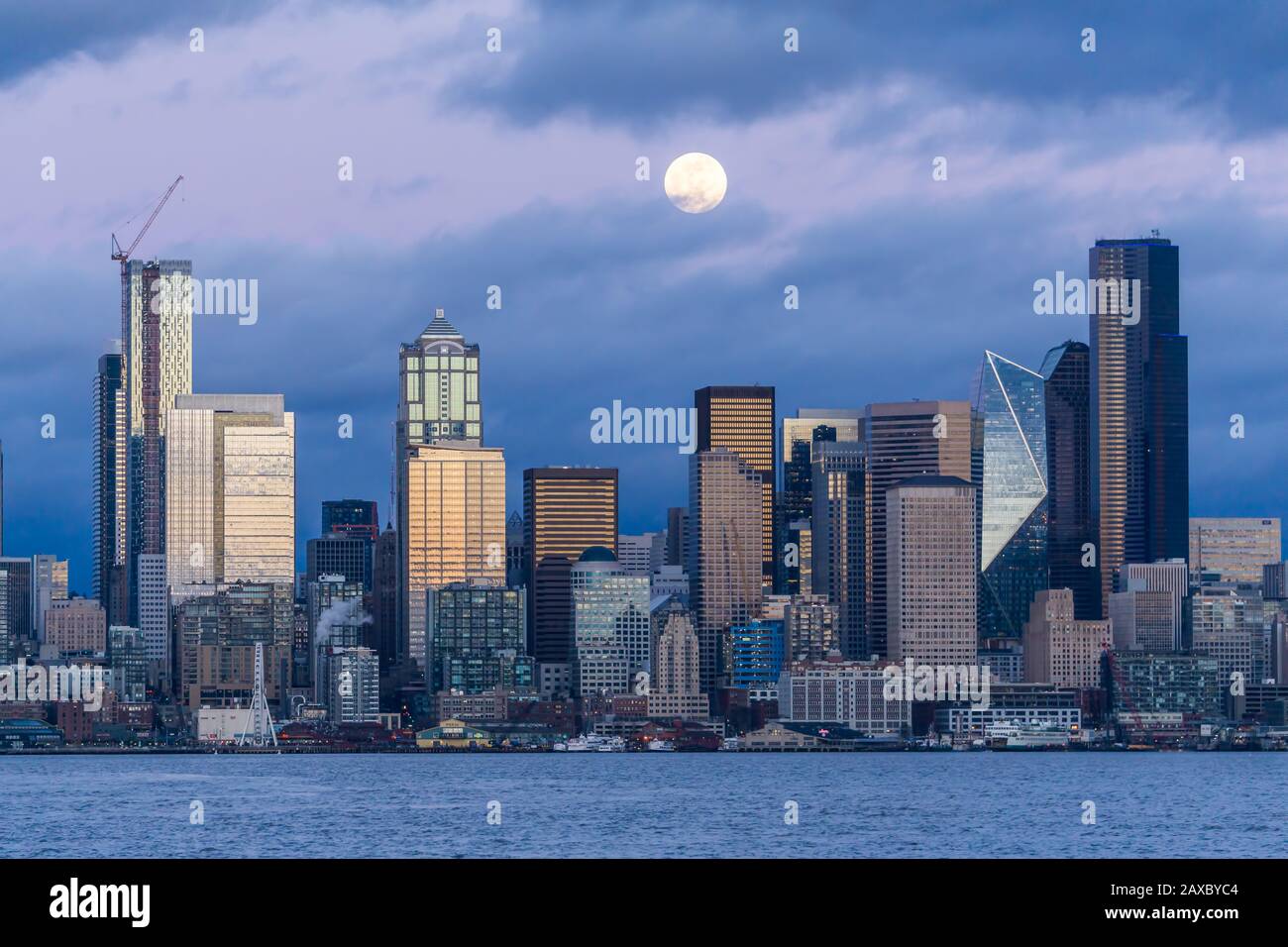 La lune brille au dessus Banque de photographies et d’images à haute ...