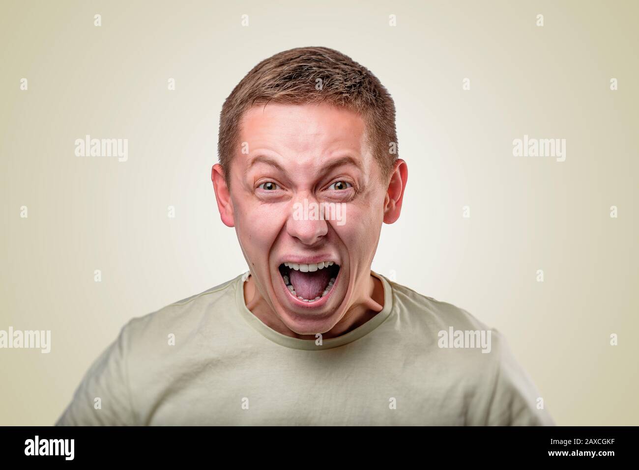 Homme qui crie profil Banque de photographies et d’images à haute ...