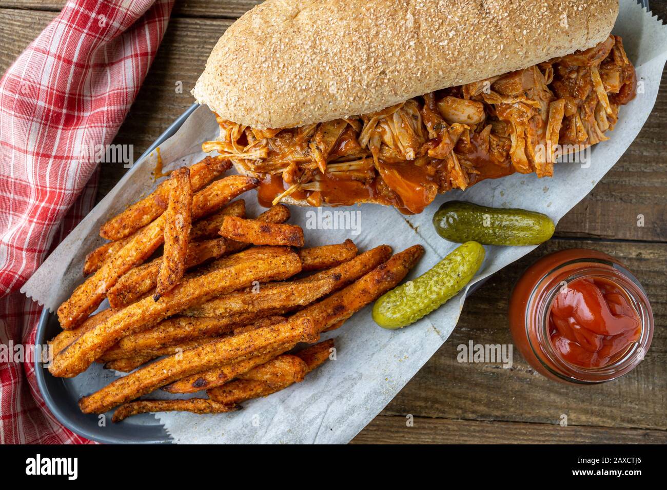 Barbecue végétalien-fruits sur pain de hougie de blé entier. Haricots ...