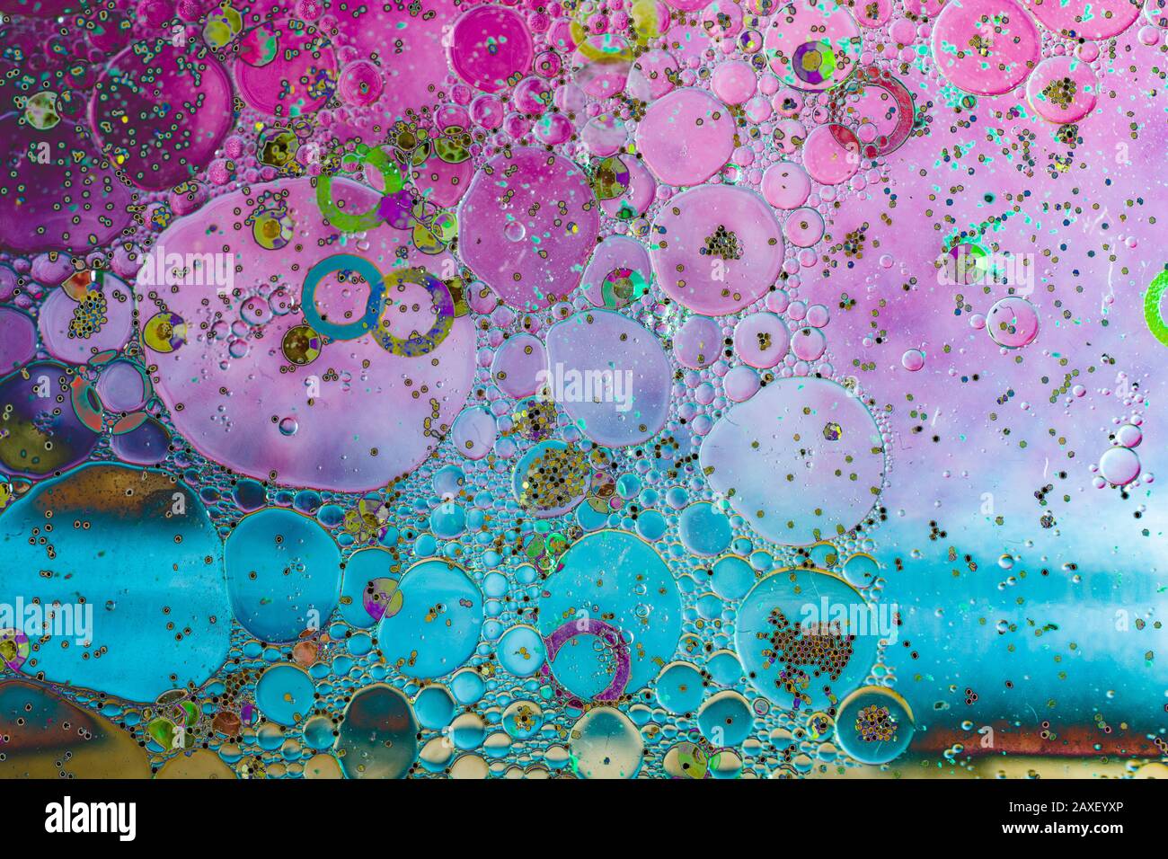 Des bulles d'huile à l'intérieur de la base de l'eau forment des ...