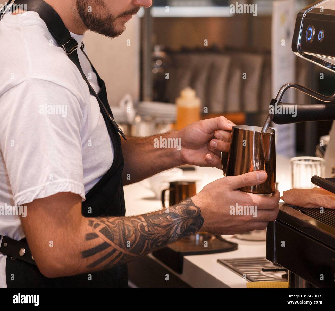 Barkeeper making coffee in cafe Banque de photographies et d’images à ...