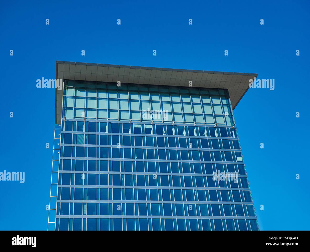 Un bâtiment de hauteur autonome avec toit plat en saillie Photo Stock ...