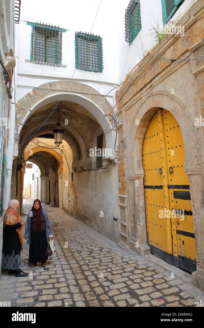 Tunisia arcades medina old town Banque de photographies et d’images à ...
