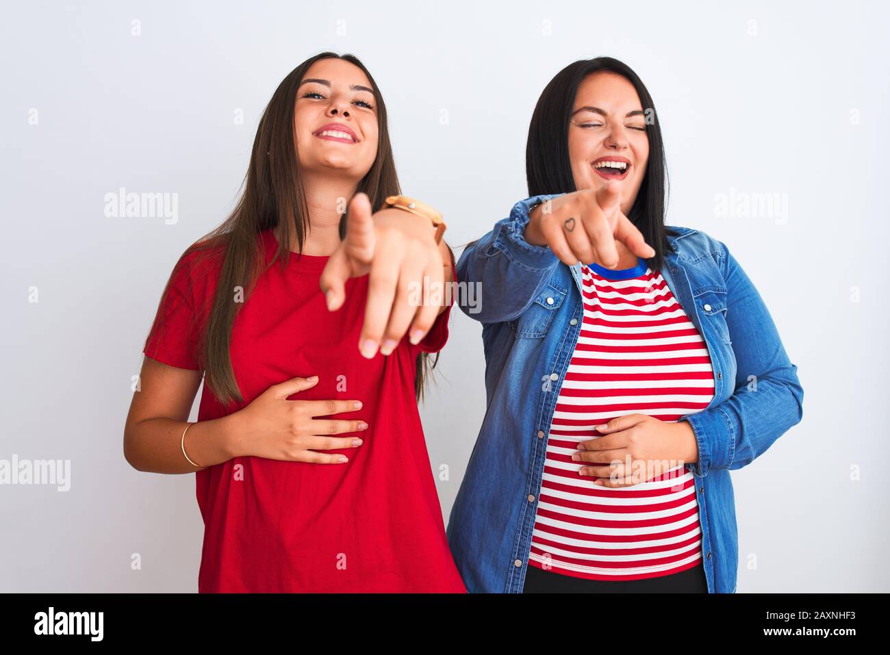 Les jeunes femmes portent des vêtements décontractés sur un fond blanc ...