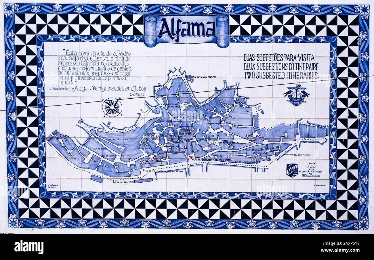 Carte du quartier d'Alfama avec des tuiles traditionnelles portugaises ...