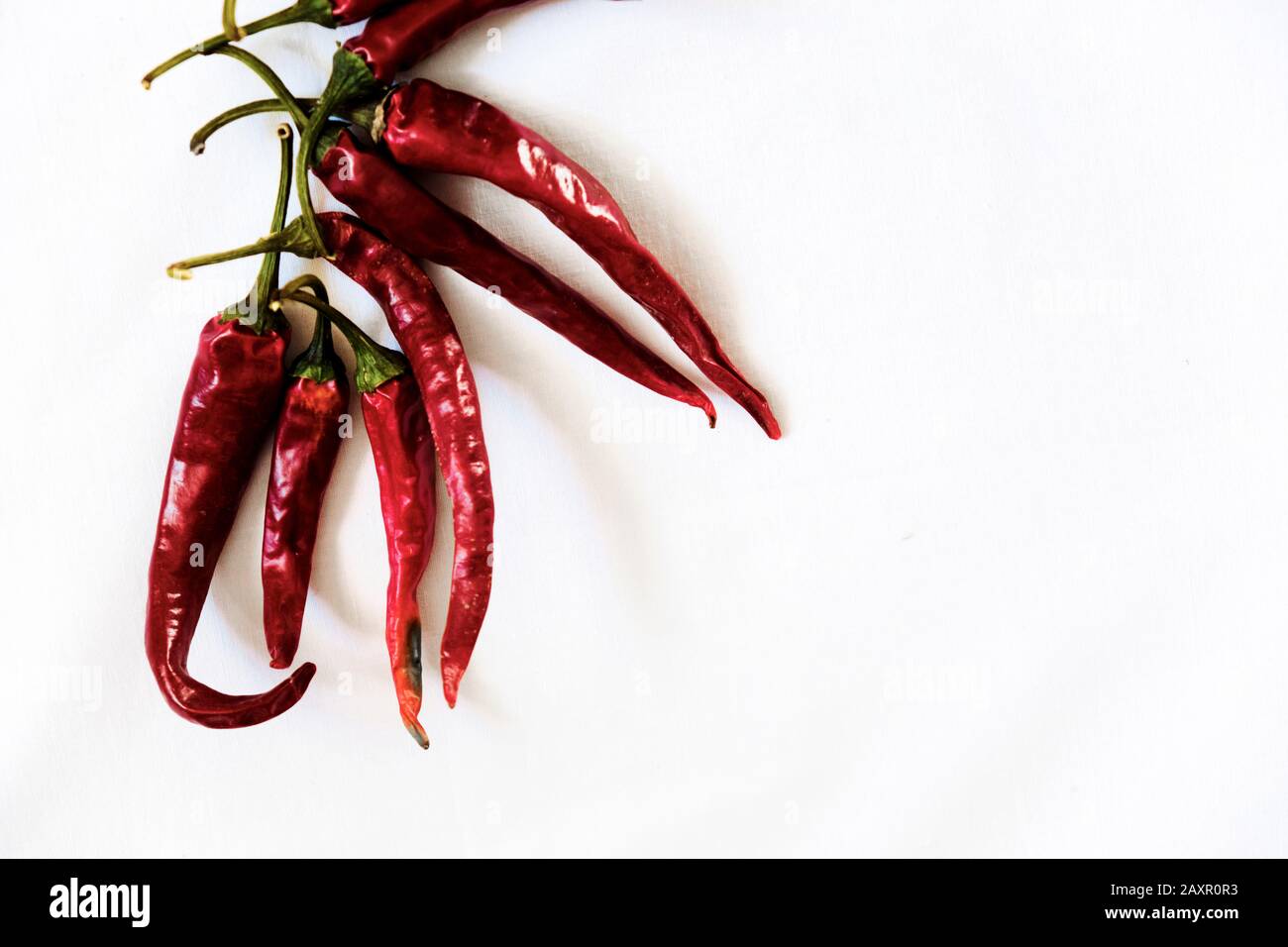 Piments rouges sur blanc Banque de photographies et d’images à haute ...