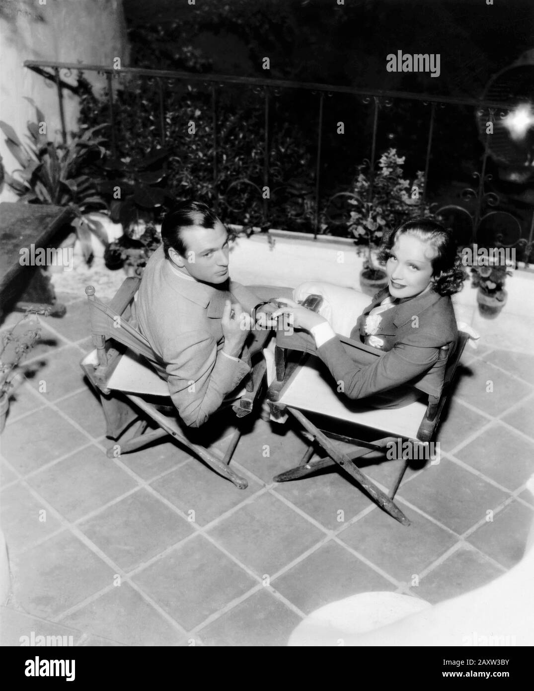 Gary COOPER et MARLENE DIETRICH sur set candid pendant le tournage du ...