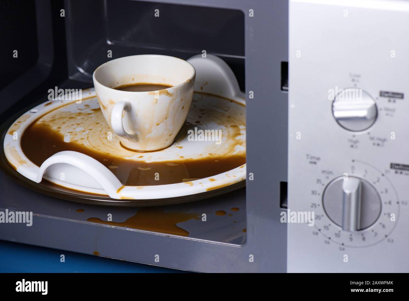 Microwave oven explosion Banque de photographies et d’images à haute ...