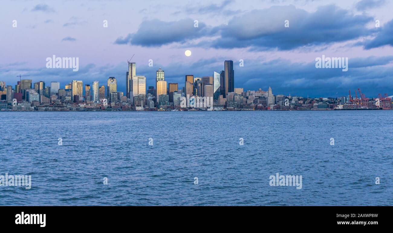 La lune brille au dessus Banque de photographies et d’images à haute ...