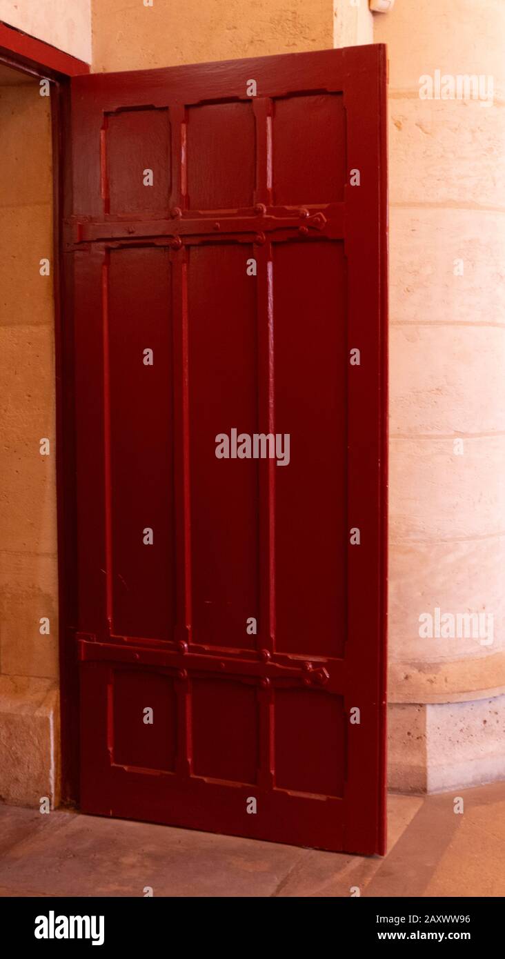 Porte rouge paris france Banque de photographies et d’images à haute ...