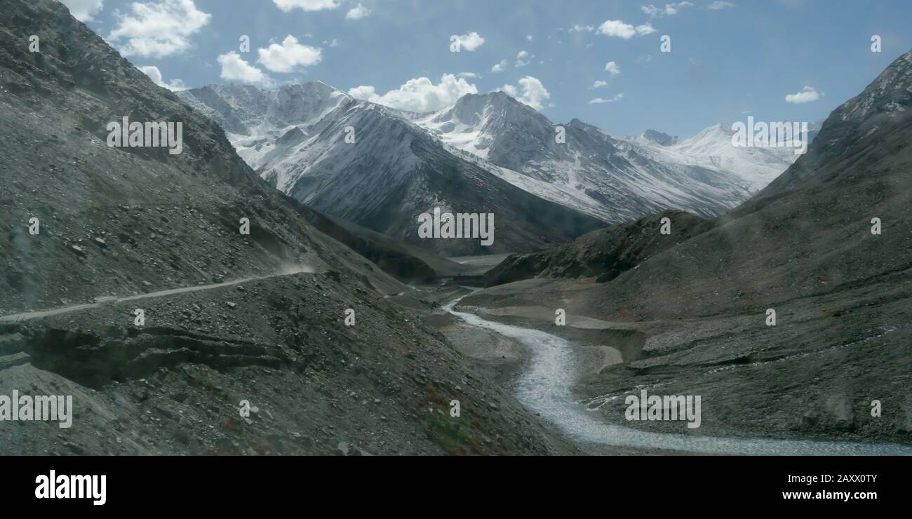 Vallée de l'Himalaya en V au bas de laquelle une rivière avec un ...