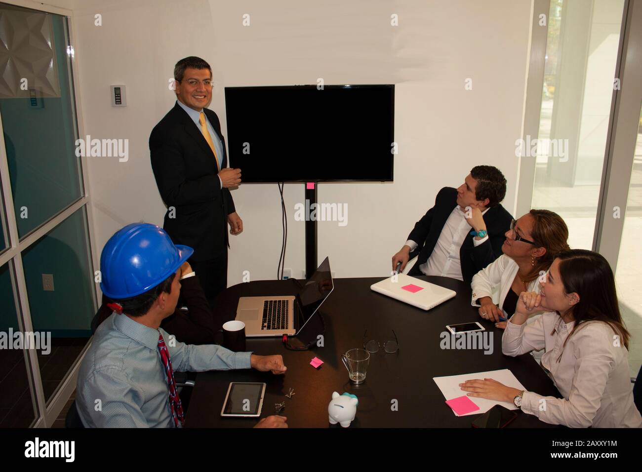 Le patron donne une présentation à son équipe dans la salle de ...