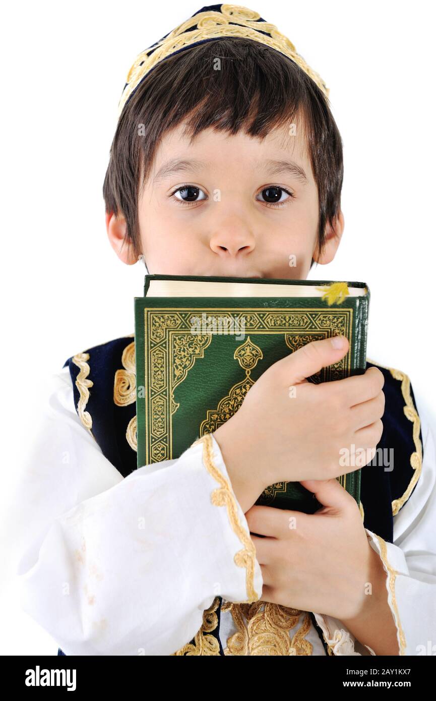 Enfant musulman avec Coran Saint Photo Stock - Alamy