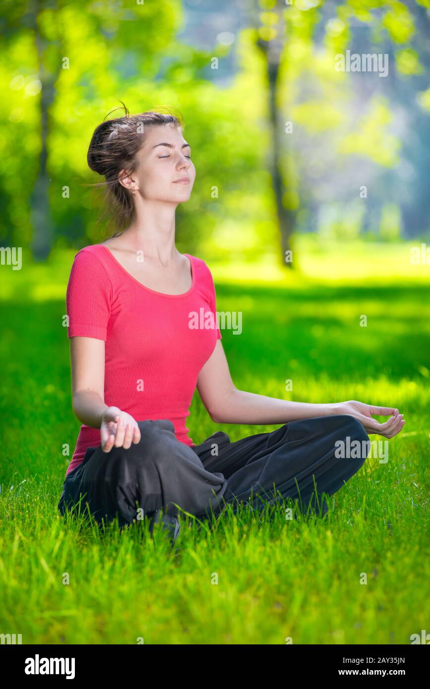 Position assise yoga n Banque de photographies et d’images à haute ...