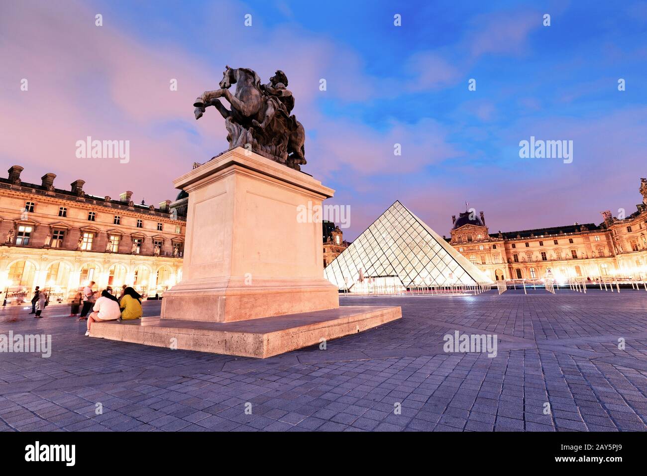 Louis xiv statue de france louvre Banque de photographies et d’images à ...
