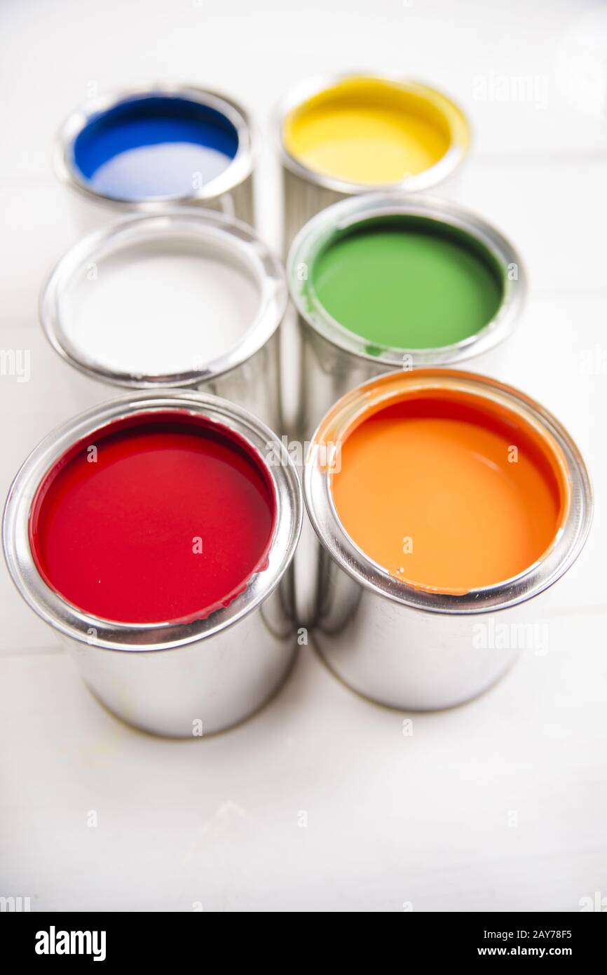 Pots de peinture de couleur Banque de photographies et d’images à haute ...