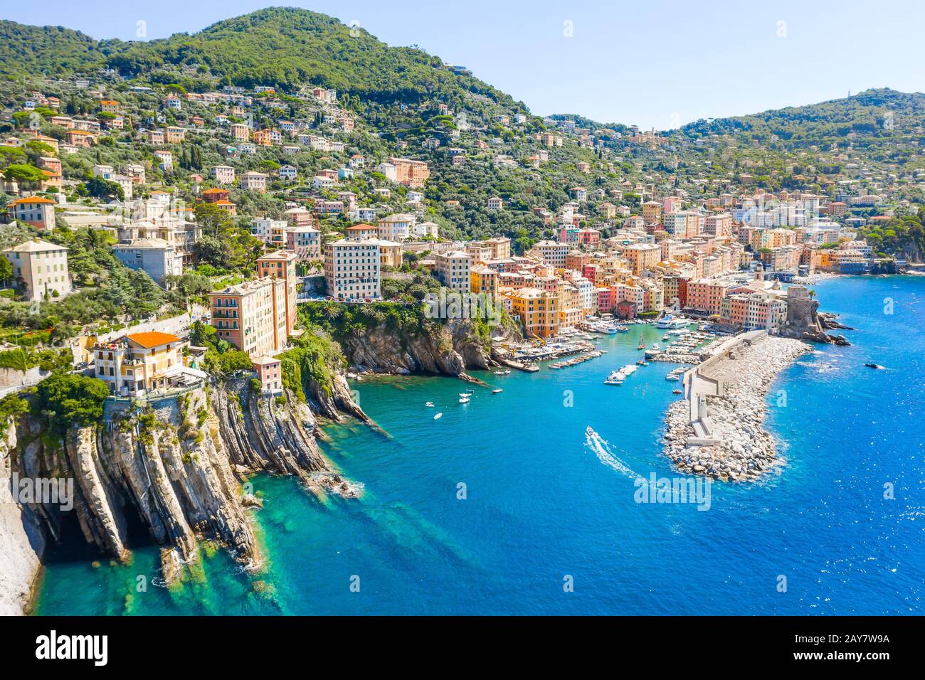 Marina et brise-lames où se trouve le phare. Bateau naviguant jusqu'au ...