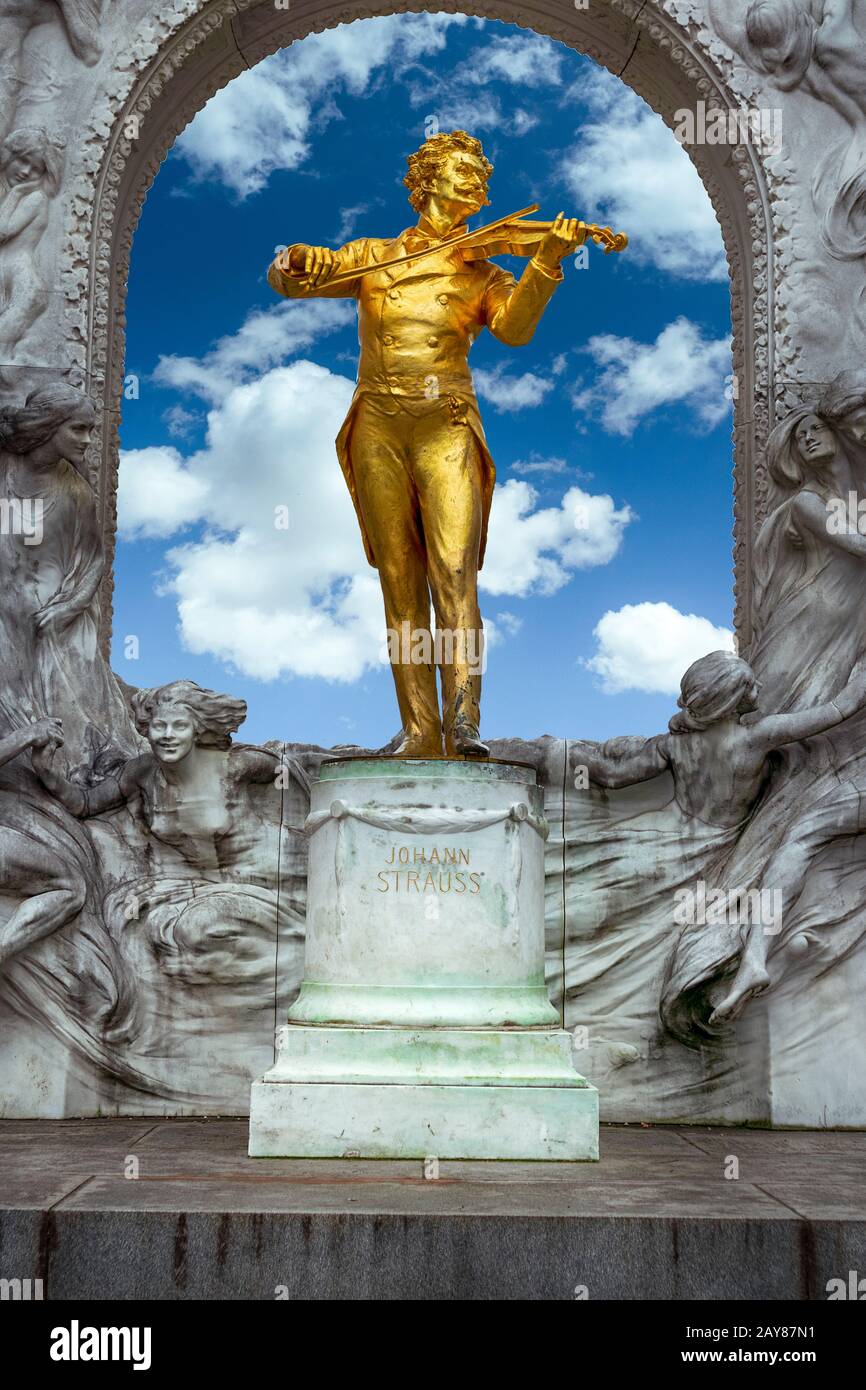 Monument en bronze doré de Johann Strauss dans le parc de Vienne, l'un ...