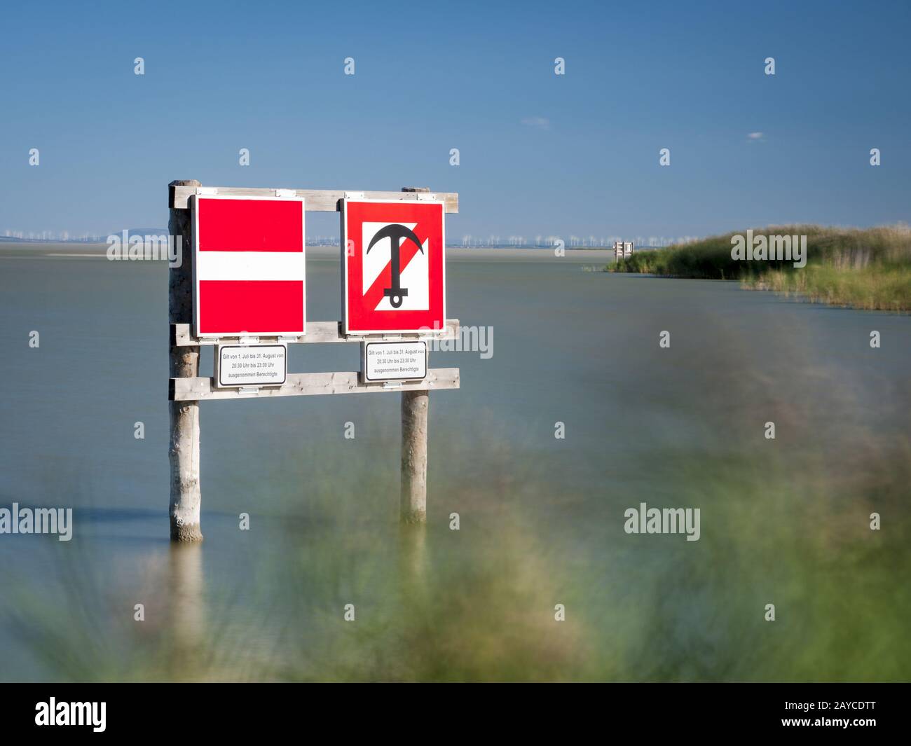 Signe avec règles de circulation de l'eau pour les navires sur le lac ...