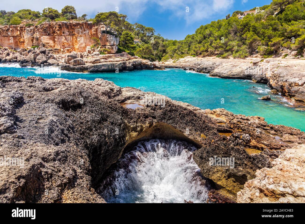 Plage et baie avec falaises et eaux turquoise de mer, Cala sAlmunia ...