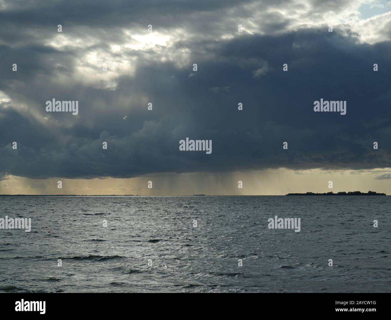 Nuage noir Banque de photographies et d’images à haute résolution - Alamy