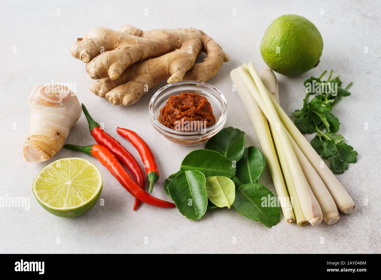 Ensemble d'ingrédients de base de la soupe Tom Yum - pâte Tom Yum ...