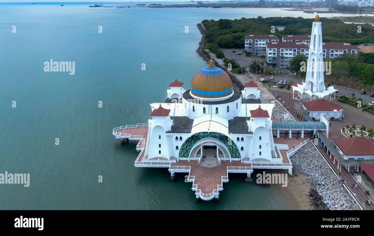 Vue aérienne de Masjid Selat Melaka, Mosquée de Melaka sur une île ...