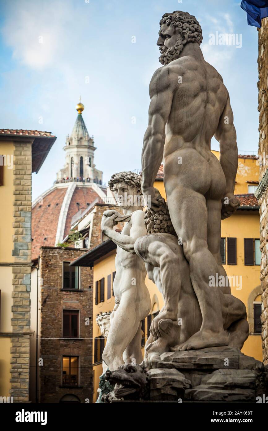Une réplique statue de David et une autre statue de Hurcules et Cacus ... Une réplique statue de David et une autre statue de Hurcules et Cacus ...