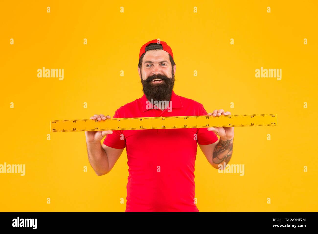 bonne taille. Homme barbu avec grand instrument de mesure. Mesure de sa ...