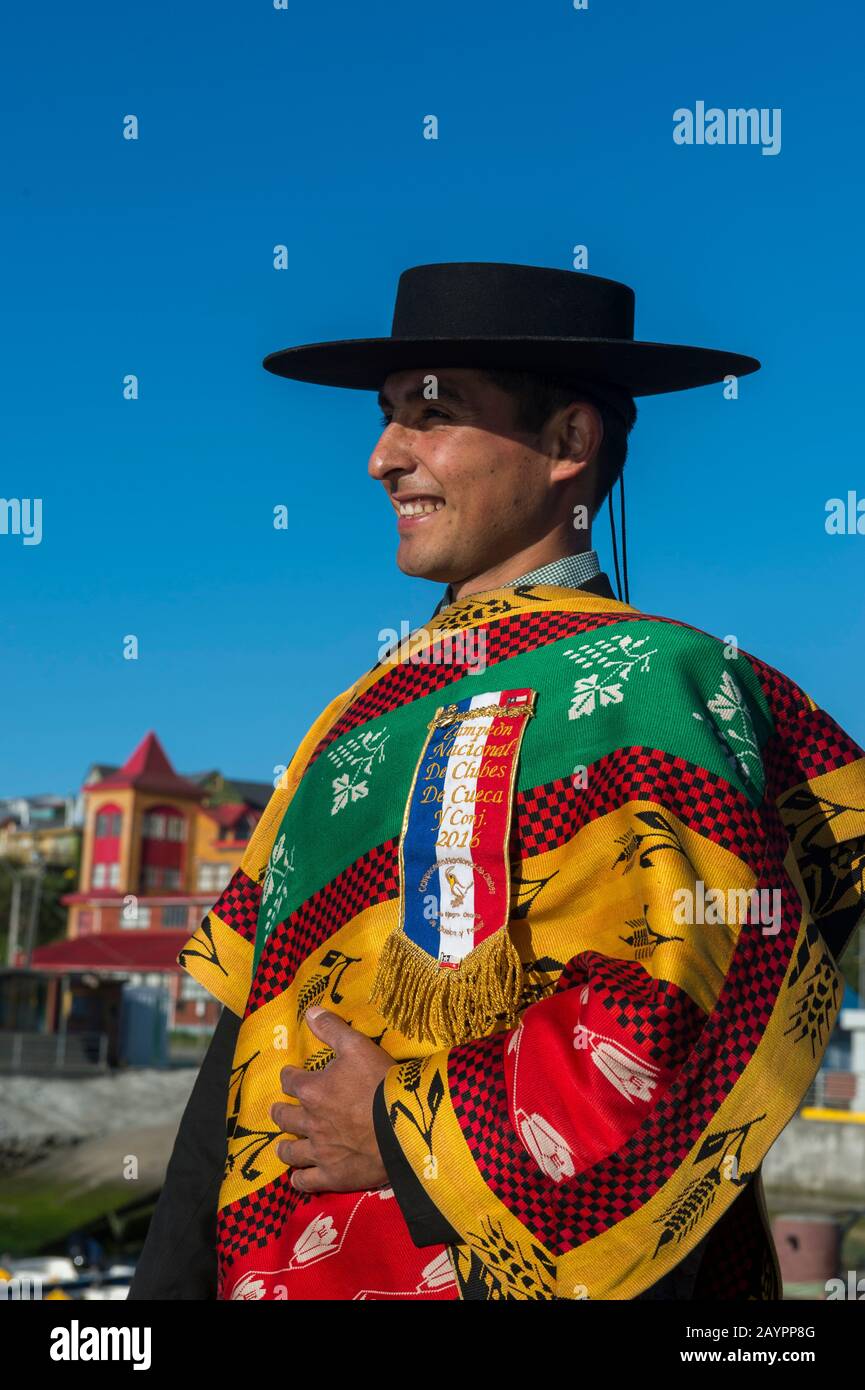 Le champion national de la danse Cueca en costume traditionnel au port ...