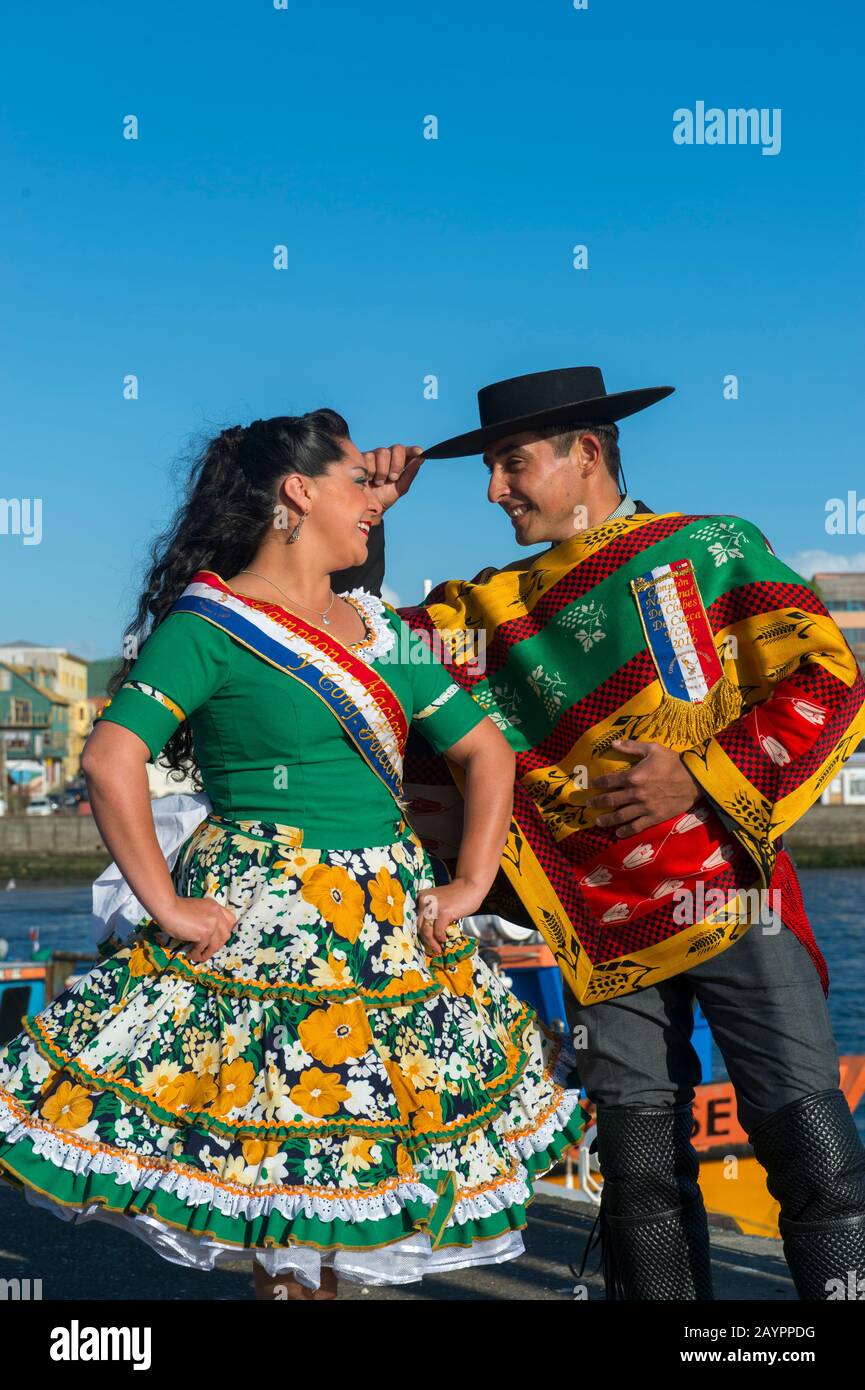 Les champions nationaux de la danse Cueca en costumes traditionnels au ...