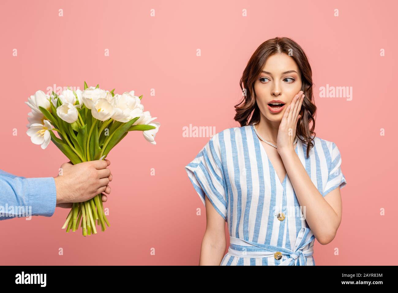 vue partielle de l'homme présentant le bouquet de tulipes blanches à la ...