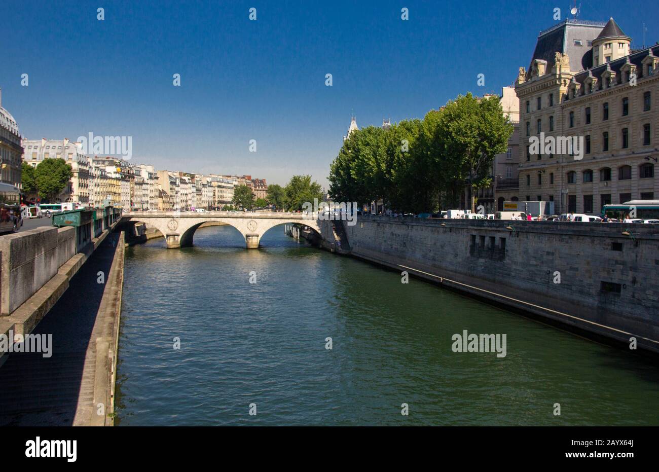 Quais de paris Banque de photographies et d’images à haute résolution ...
