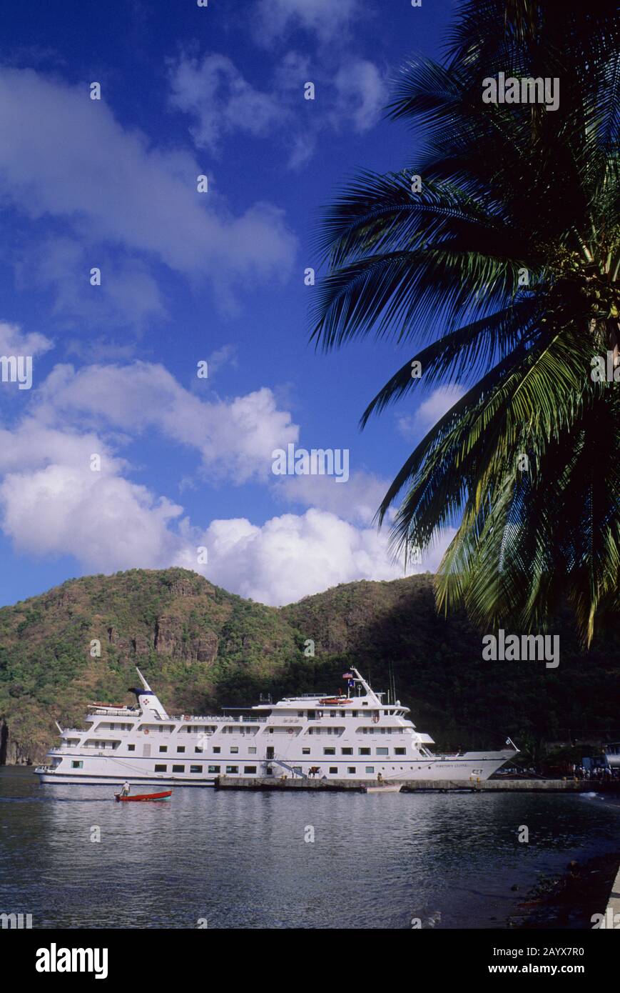 Le bateau de croisière Americana (ancien Yorktown Clipper) est amarré à ...