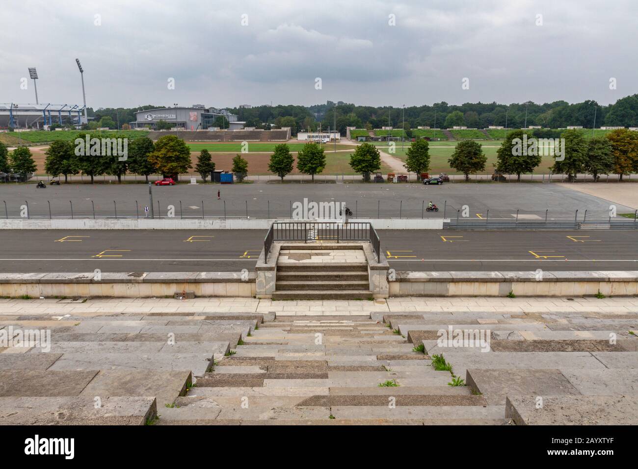 Adolf Hitlers podium surplombant le champ de Zeppelin dans le grand ...
