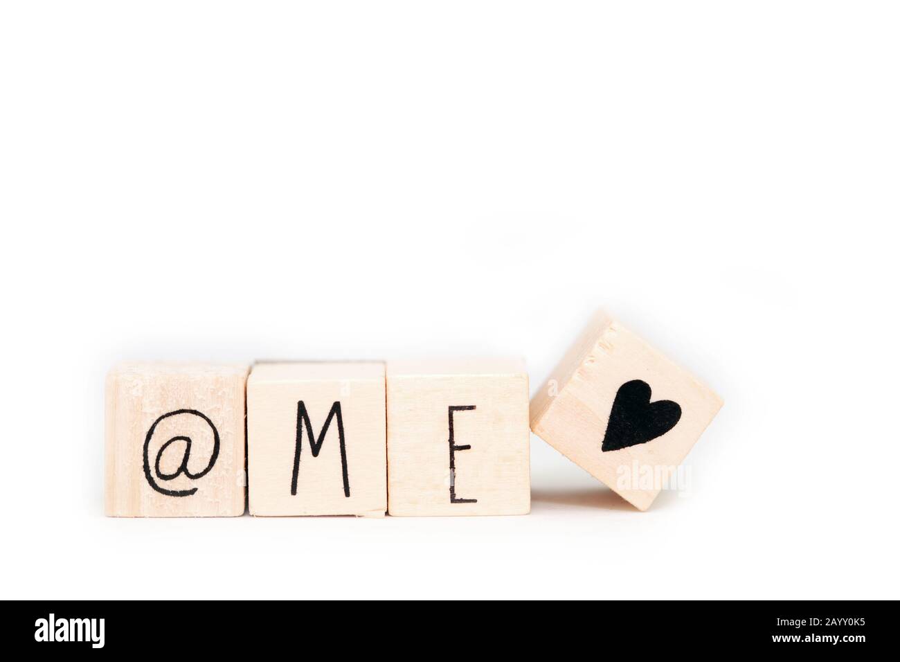 Cubes en bois avec un signe At, le mot moi et un symbole de coeur isolé ...