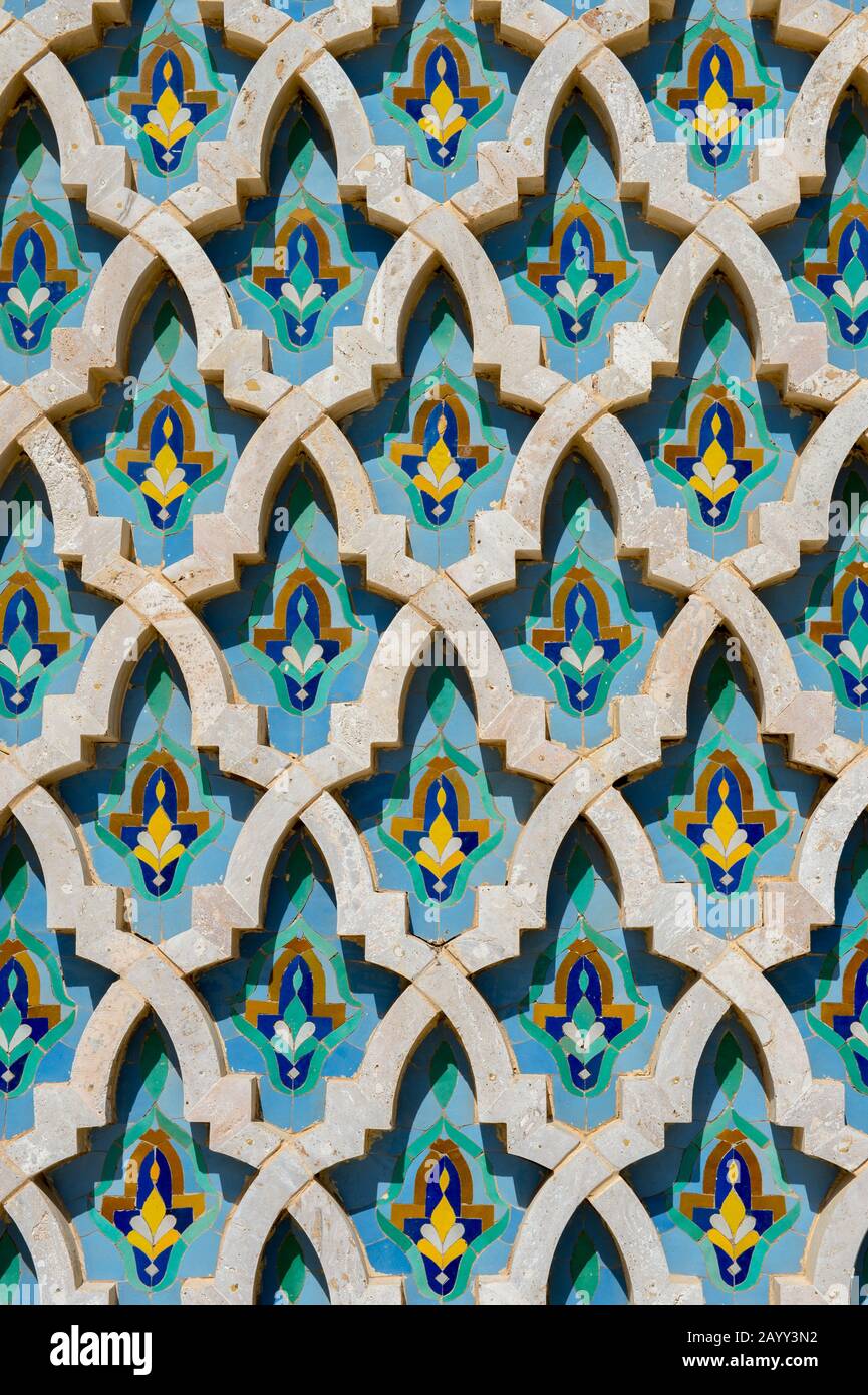 Gros plan d'une mosaïque colorée à la Mosquée Hassan II ou Grande ...
